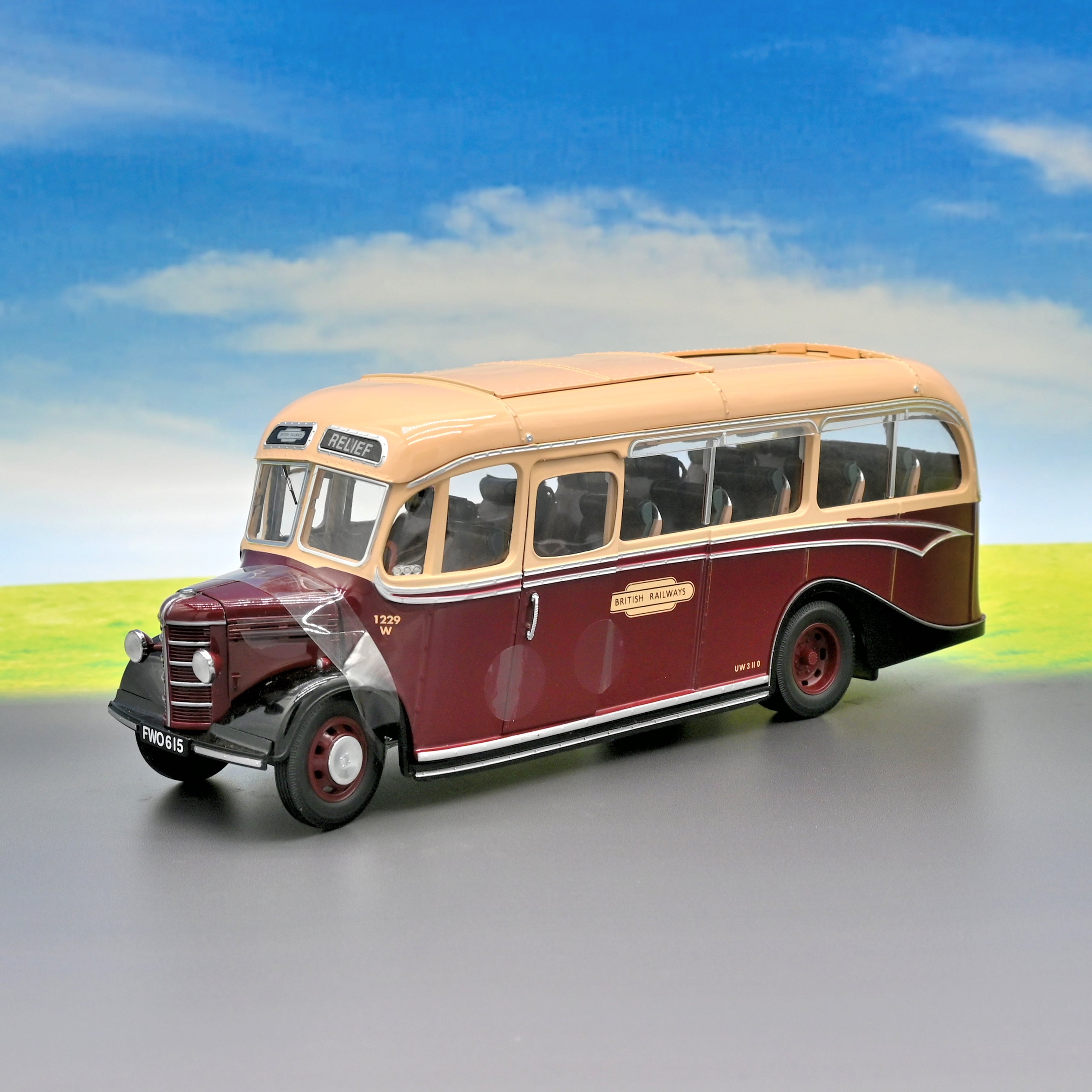 Sun Star 5013 / Bedford OB Duple Vista / British Railways / 1:24 Scale ...