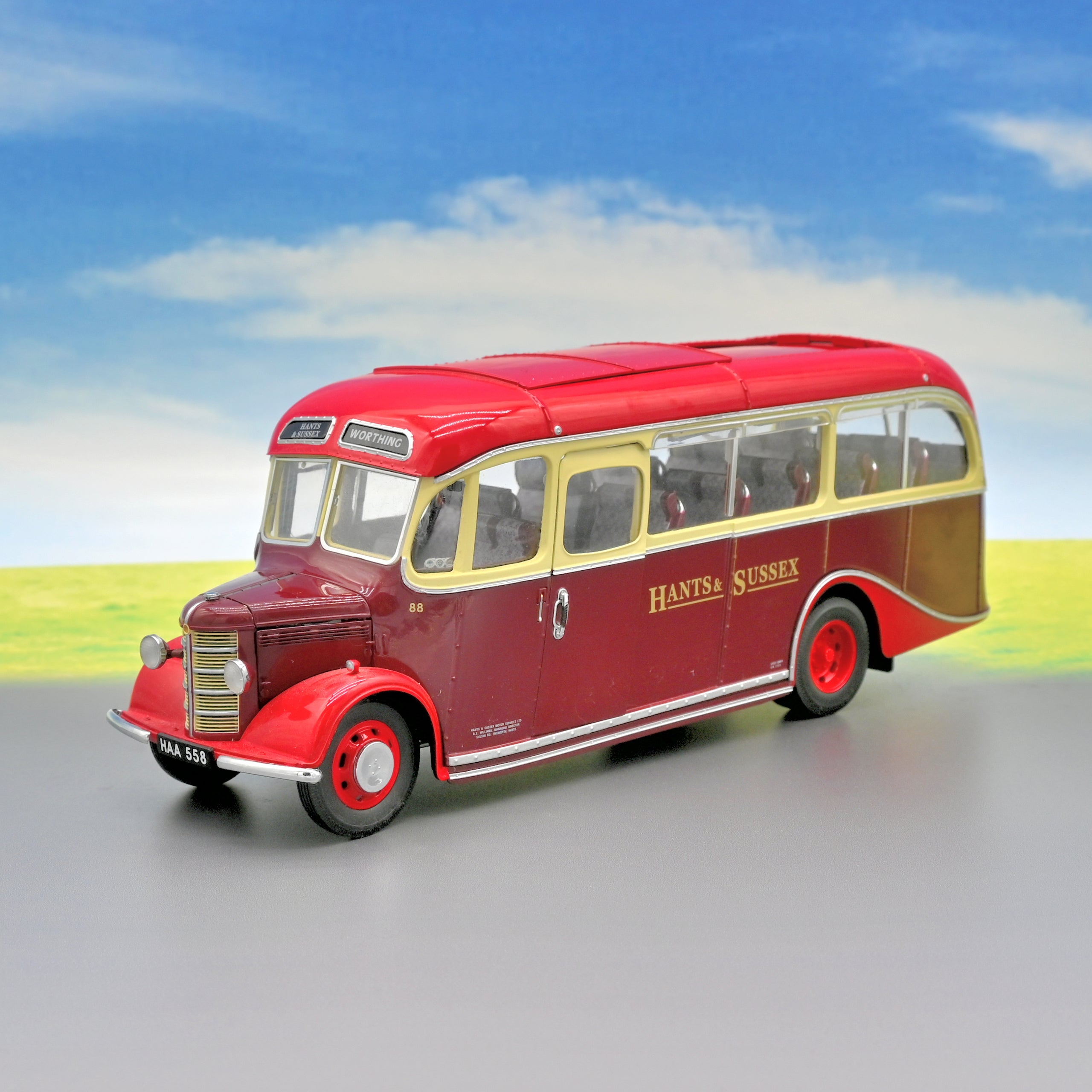 Sun Star 5004 / Bedford OB Duple Vista / Hants & Sussex / 1:24 Scale ...