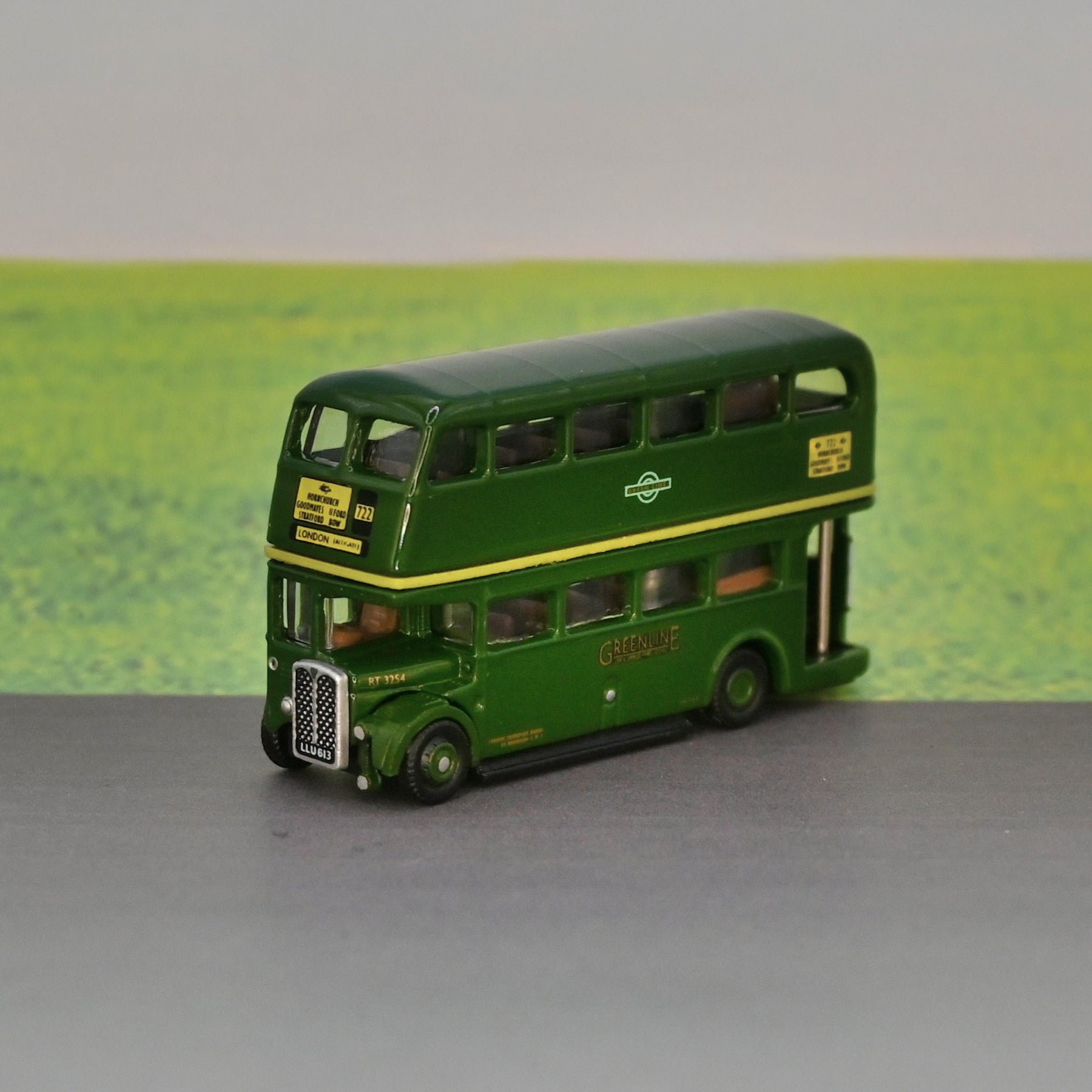 Oxford NRT002 / RT Bus / Greenline / 1:148 Scale | Model Buses Collection