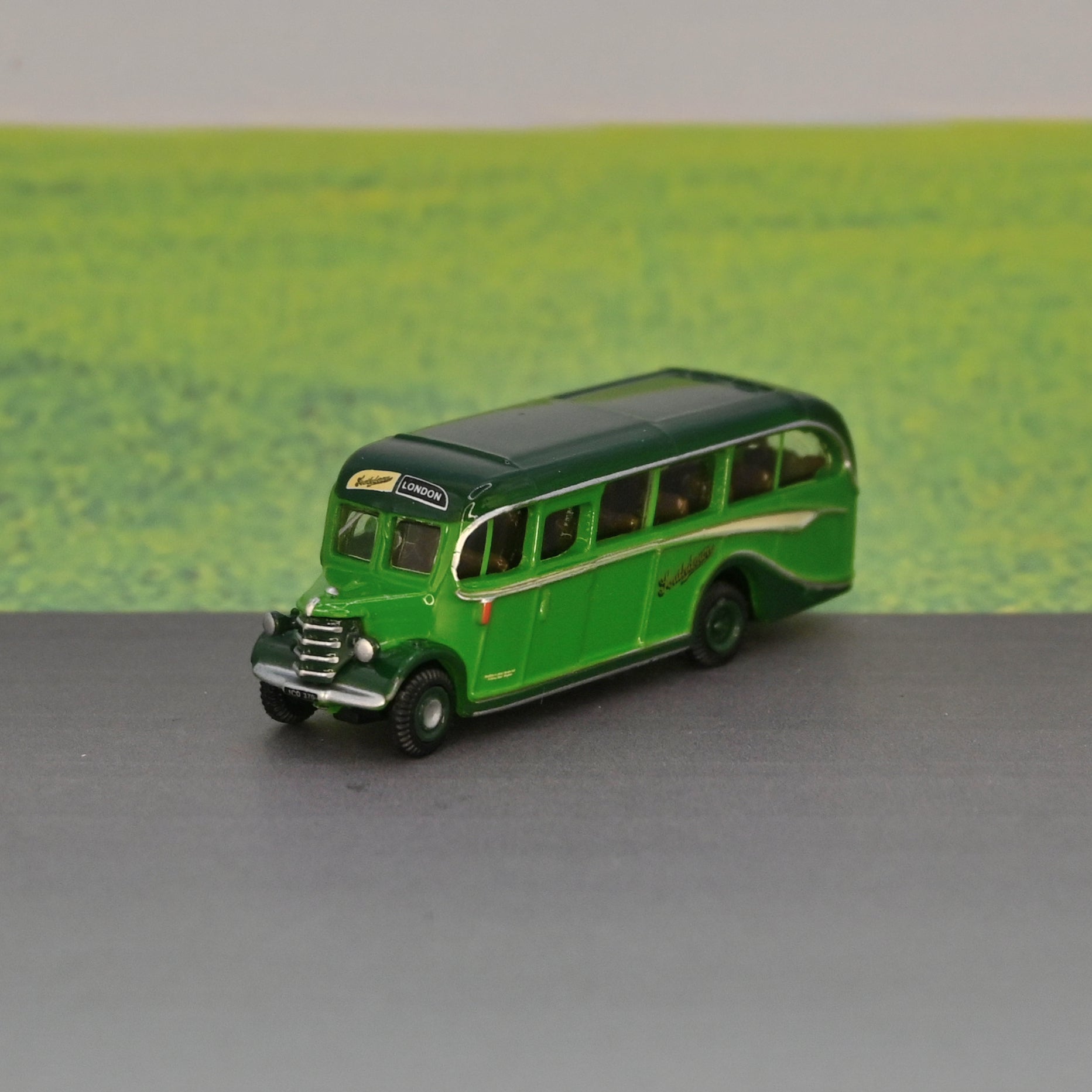 Oxford NOB002 / Bedford OB Coach / Southdown / 1:148 Scale | Model ...